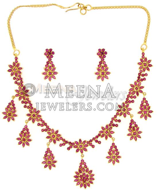 22 Kt Gold Ruby Set - StPs428 - 22 Kt Gold three-piece Ruby set with ...